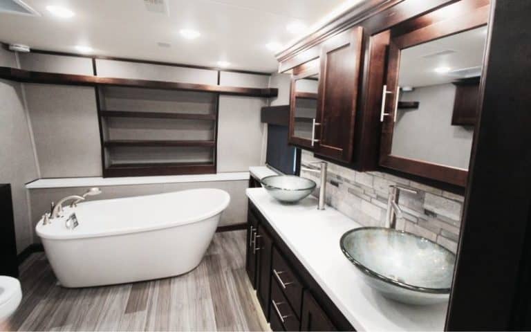 Best RVs with Bathtubs for Comfort on the Road